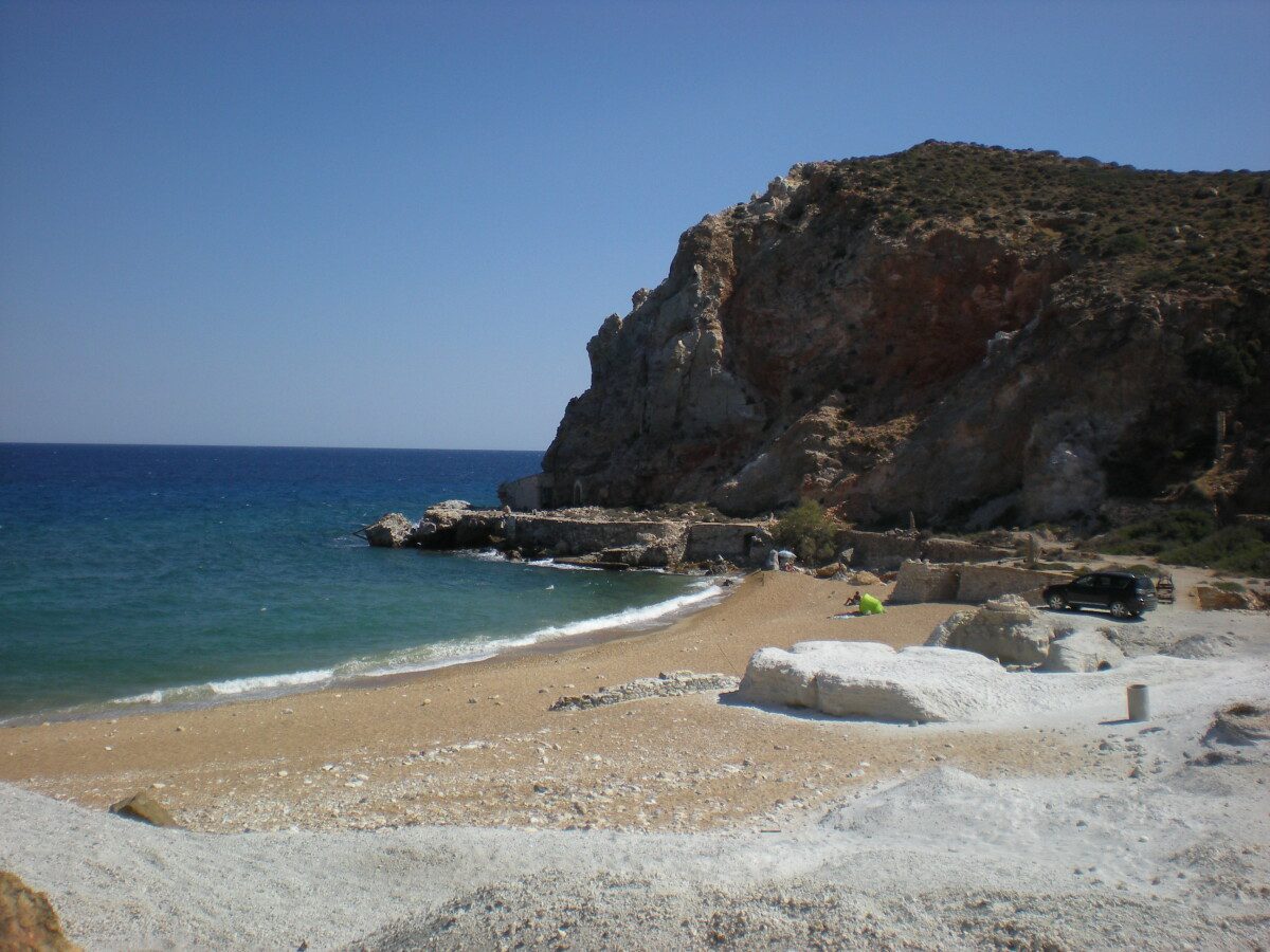 Milos: spiagge, mare, cucina e relax | Turisti per Caso