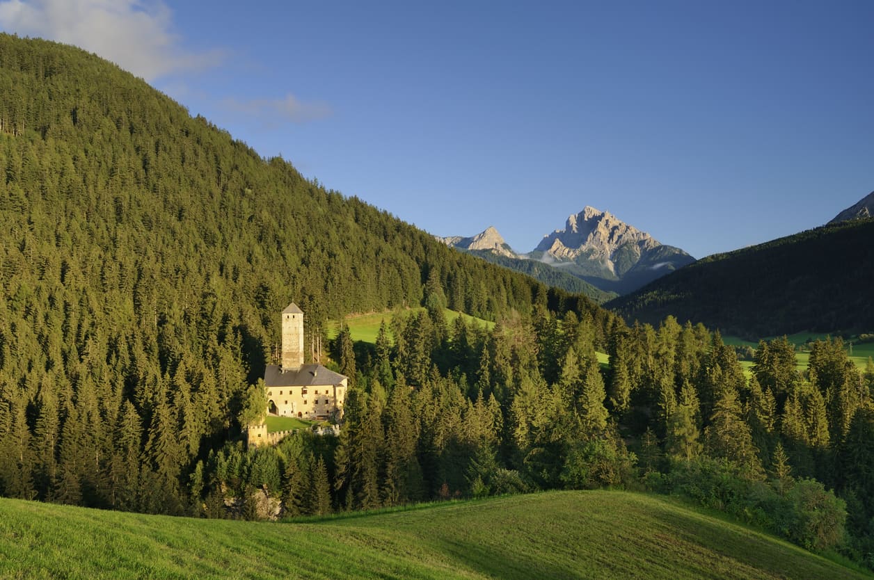 Il castello più bello d'Italia? Si trova tra le verdissime montagne ...