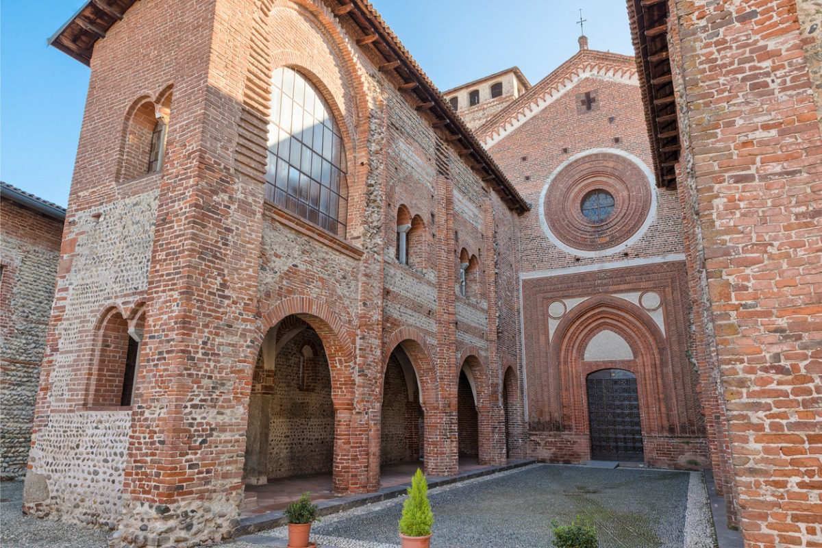 Sembra un castello ma è la l'Abbazia dei Santi Nazzario e Celso