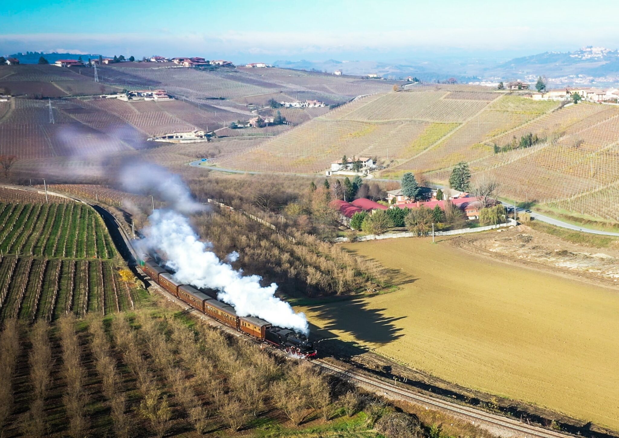 Carrozze anni '50 e vigneti in festa: l'autunno in Piemonte si vive sui ...