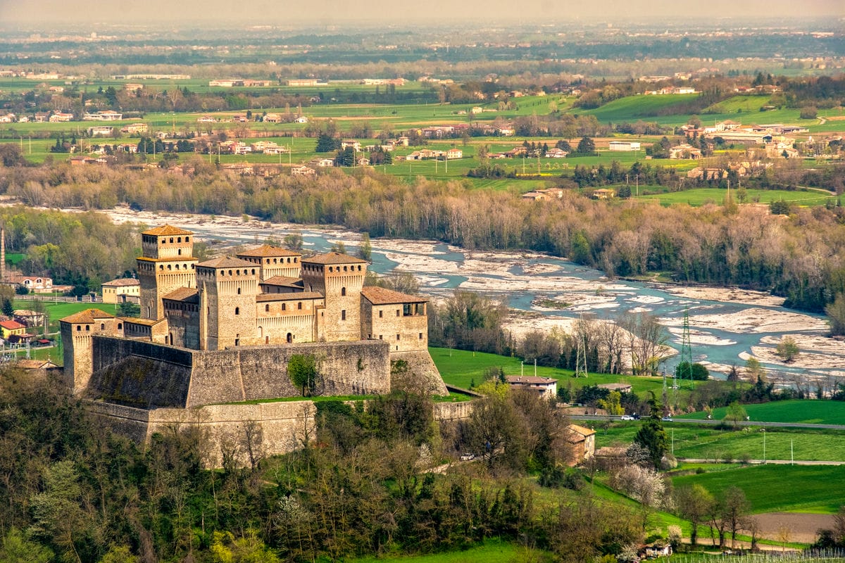 Vicino Parma c'è il castello più romantico d'Italia: la sua è una ...