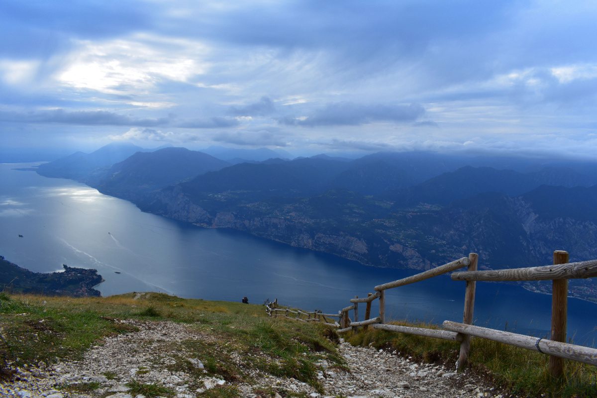 Sulle montagne intorno al lago di Como c'è una scalinata da 900 gradini ...
