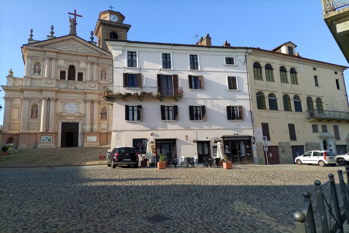 La torre panoramica sulle colline del Piemonte: il borgo del Barbera è ...