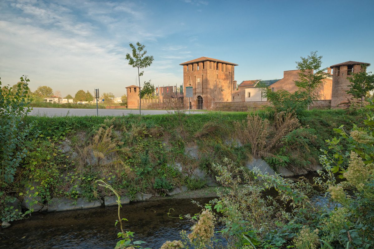 È il bellissimo castello di campagna che sorge alle porte di Milano ...