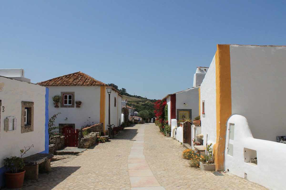 Il piccolo villaggio bianco alle porte di Lisbona: mura candide e case ...