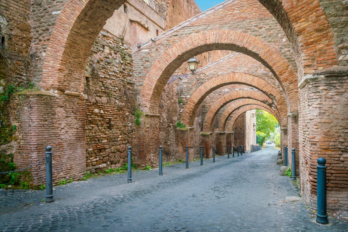 Questa strada al centro di Roma è identica a 2000 anni fa: qui il tempo ...
